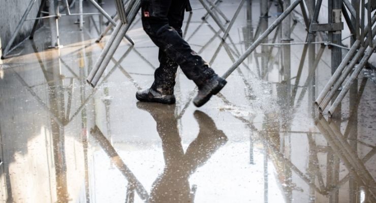 Ways To Keep Construction Workers Safe in the Rain – On the PULSE